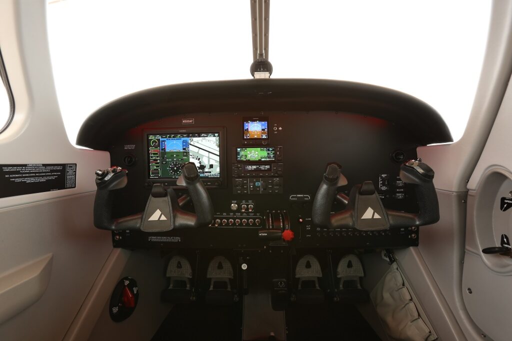 Piper Certifies and Delivers First Pilot 100i Trainer Aircraft | Piper ...